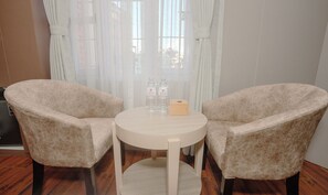 Quarto Duplo Superior | Secretária, roupa de cama fornecida 