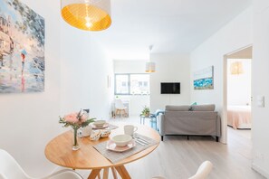 Casa, 2 quartos, terraço | Sala de estar | Televisor de ecrã plano de 50 cm com canais por cabo, televisor 