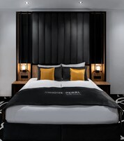 Roupa hipoalergénica, edredões de penas, cofre no quarto, secretária 