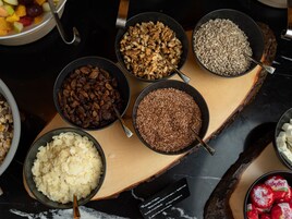 Pequeno-almoço tipo buffet diário mediante uma taxa