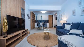 Apartamento luxo, 2 quartos | Cortinas blackout, ferros/tábuas de passar roupa, Wi-Fi de cortesia