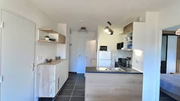 Um frigorífico, um micro-ondas, uma placa de cozinha