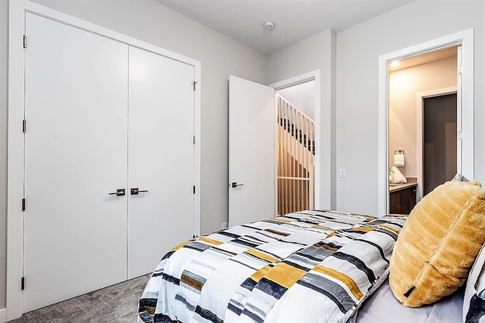 Executive Home, Rooftop Deck, Close To Foothills Med Ctr, Kensington Plaza & Dt - Calgary