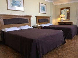 Quarto standard, 2 camas de casal | Cofres nos quartos, espaço de trabalho para notebook, roupa de cama