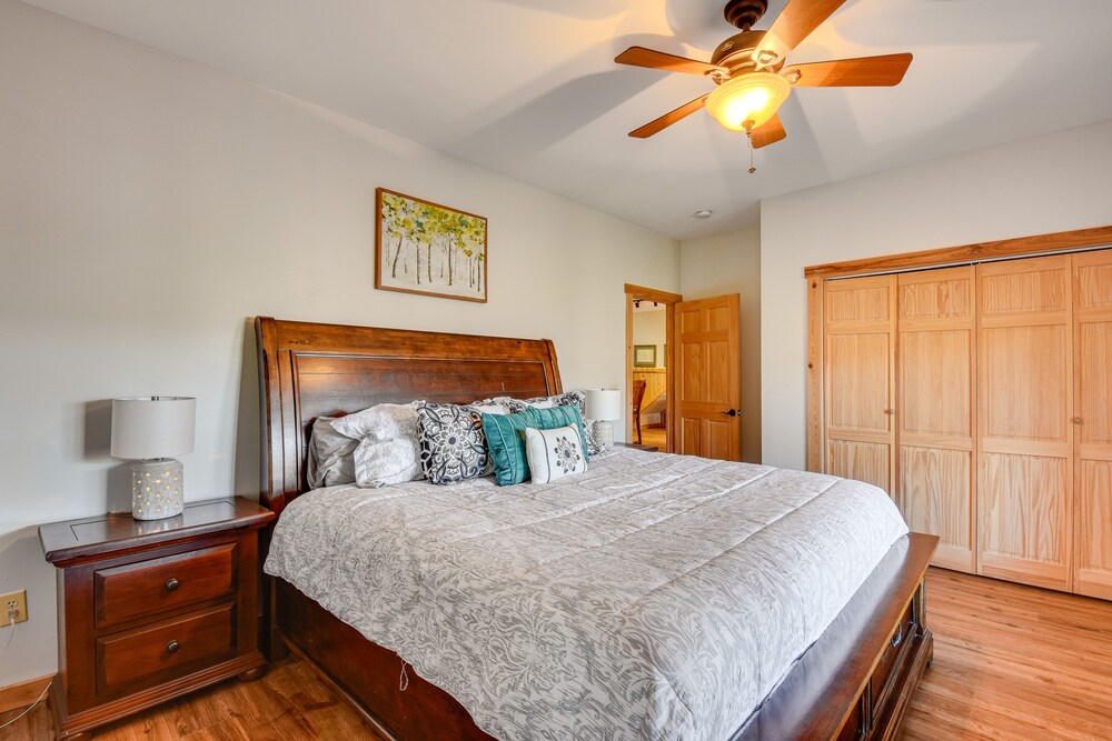 Wooded Cabin: Mtn Views, Hot Tub & 2 Decks! - Sapphire, NC