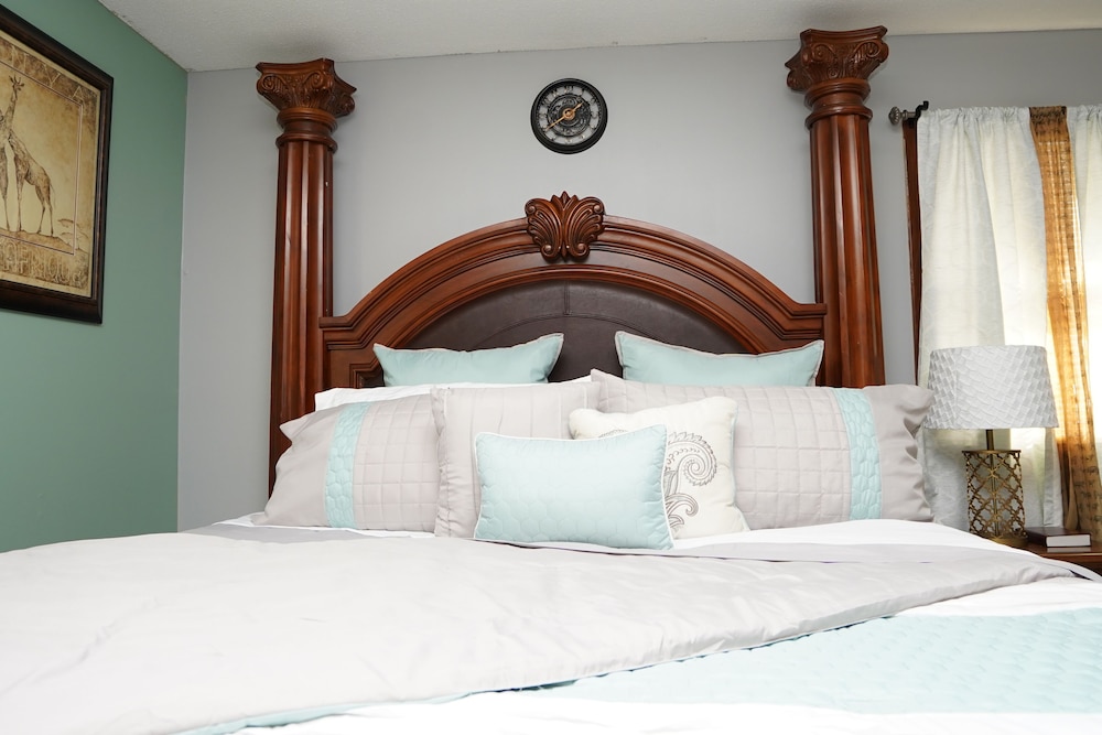 Luxury 4 Bedroom And 2.5 Bath Home - West Des Moines, IA
