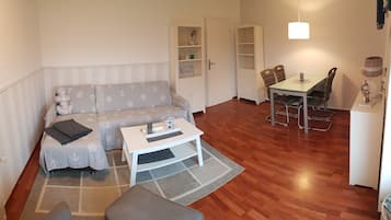 Apartamento Comfort | Sala de estar | Televisor de ecrã plano de 32 polegadas com canais via satélite