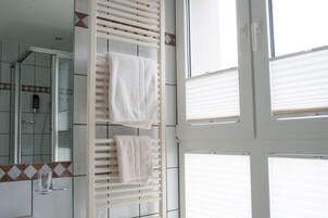 Chuveiro, secador de cabelo, toalhas de banho 