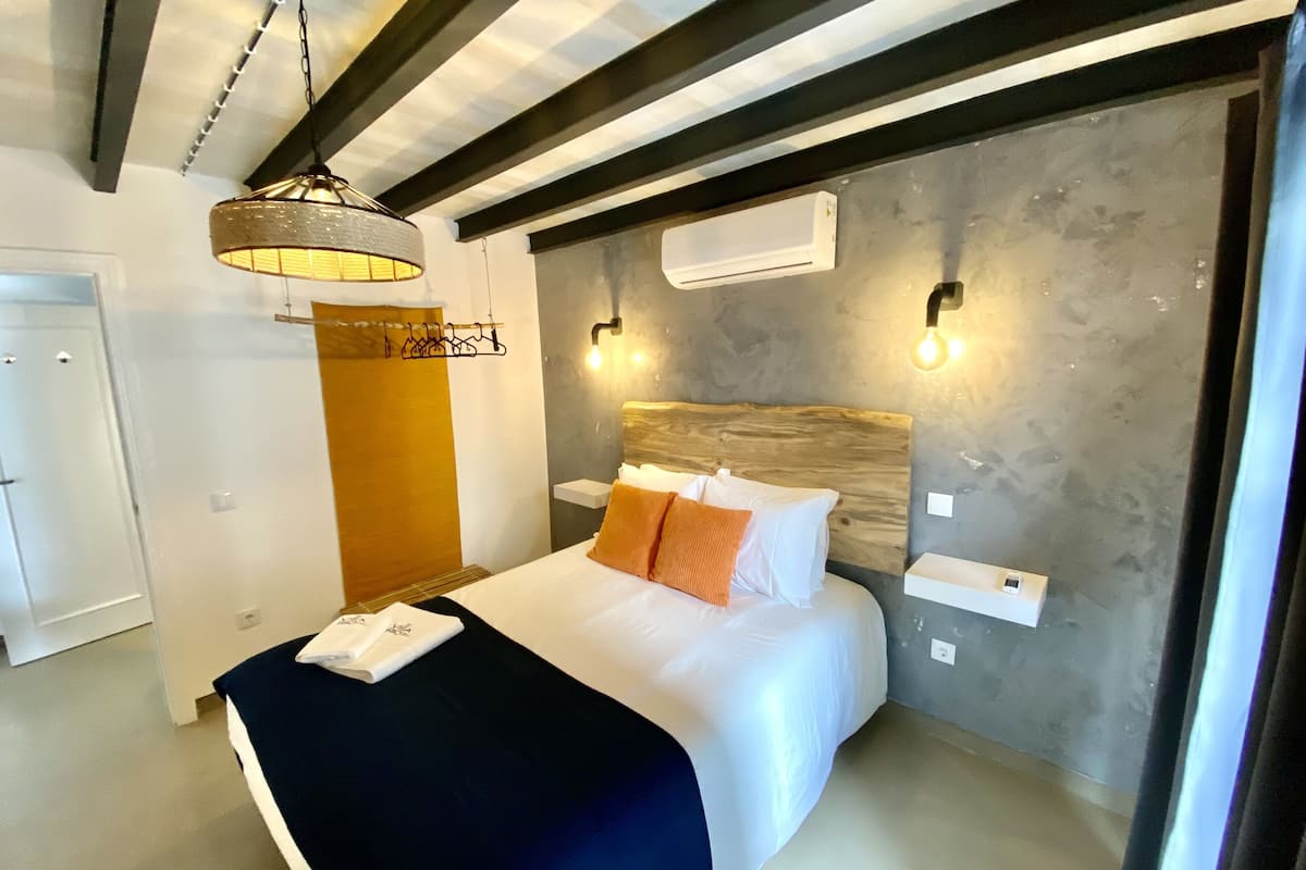Roupa hipoalergénica, minibar com produtos grátis, secretária