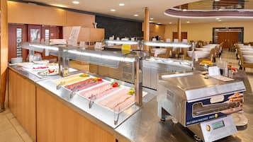 Café da manhã com buffet grátis todos os dias