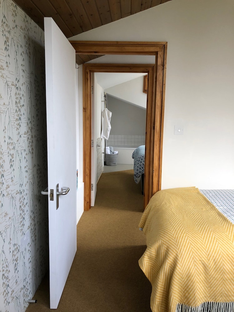 Unique, Annexe Sleeps 4 With Large Gardens & Tennis Court! - Bognor Regis