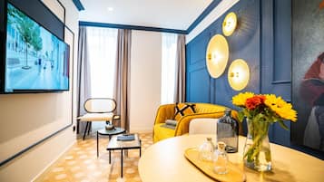 Apartamento, 1 quarto (3 people) | Sala de estar | Televisor de ecrã plano de 45 polegadas com canais digitais, televisor