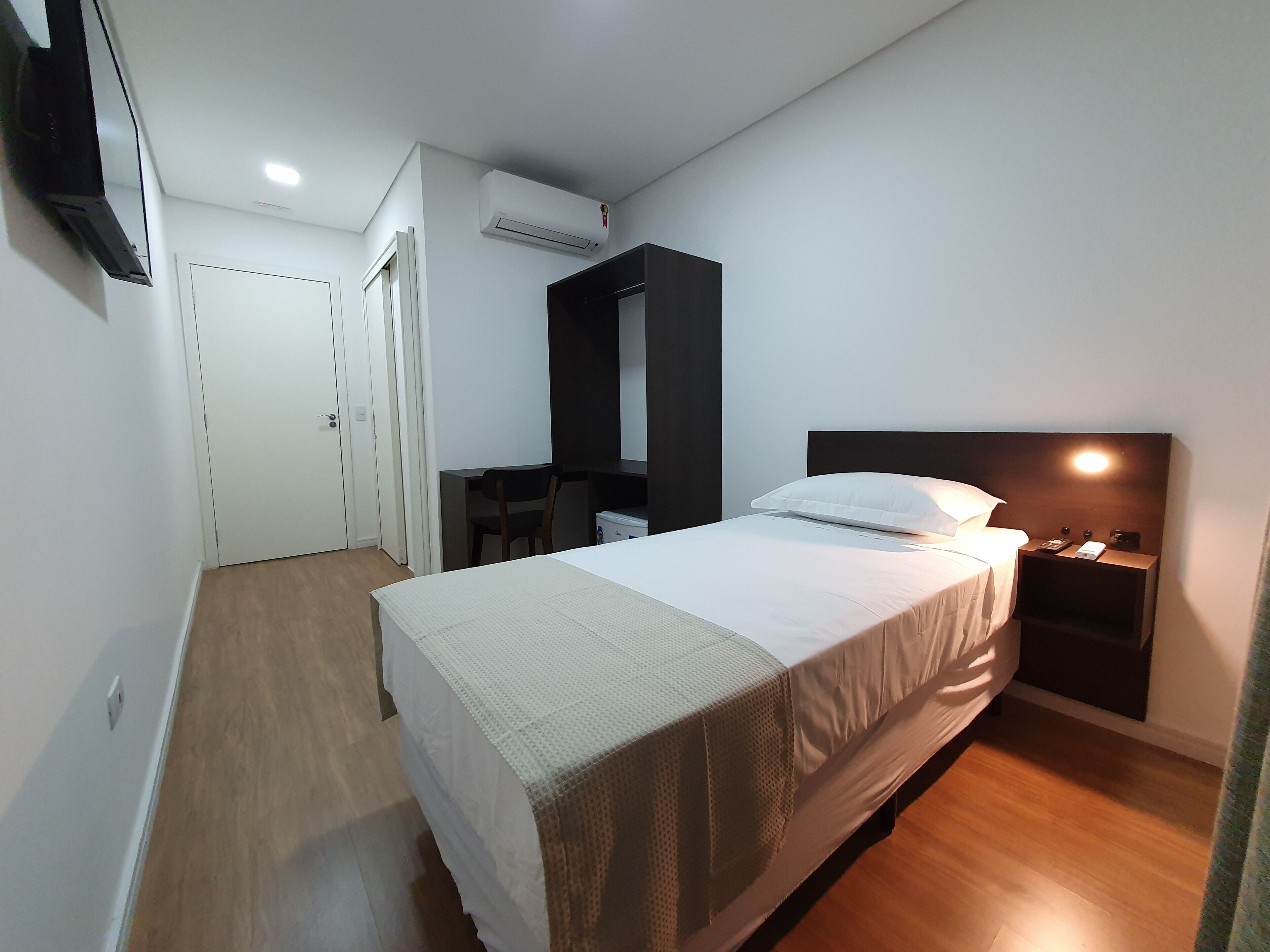 Escrivaninha, Wi-Fi de cortesia, roupa de cama
