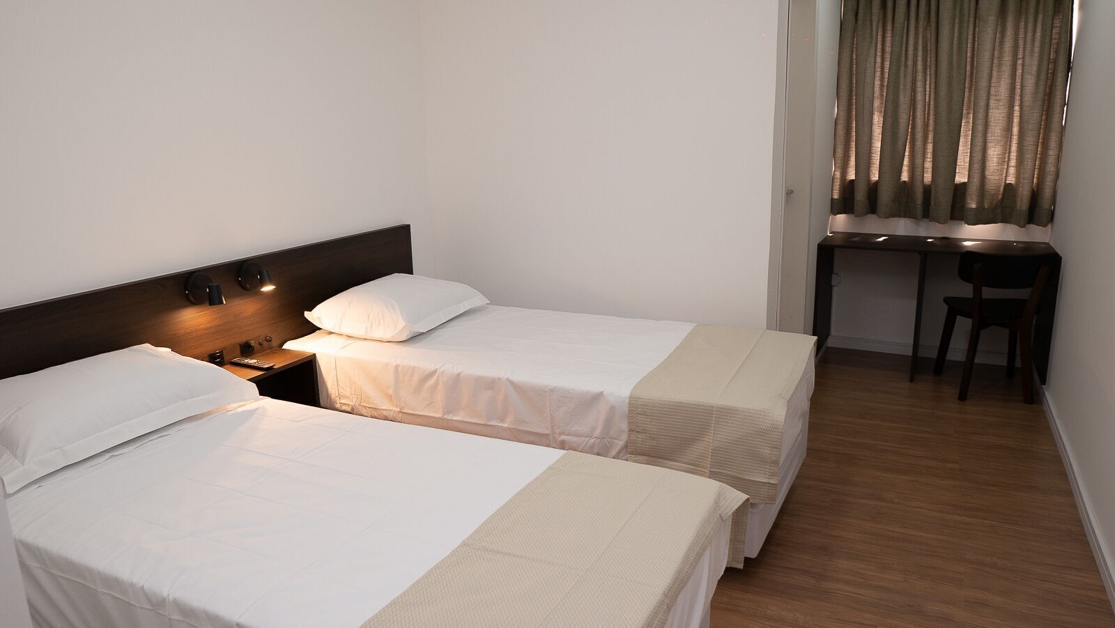 Escrivaninha, Wi-Fi de cortesia, roupa de cama