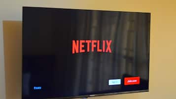 Apartamento, 2 quartos | Área de estar | TV de tela plana