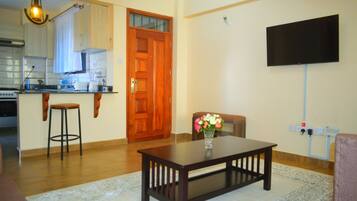 Apartamento, 2 quartos | Sala de estar | TV de ecrã plano