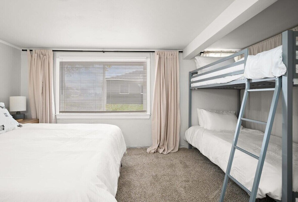 Cozy & Modern Downriver Spokane Home - Spokane, WA