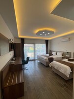 Quarto Deluxe | Lençóis de algodão egípcio, roupa de alta qualidade, minibar 