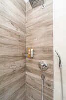 Quarto Duplo Deluxe, vista para o parque | Cofre com capacidade para portátil, secretária, quartos insonorizados