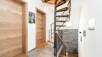 Quarto Duplo Deluxe, vista para o parque | Cofre com capacidade para portátil, secretária, quartos insonorizados