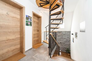 Quarto Duplo Deluxe, vista para o parque | Cofre com capacidade para portátil, secretária, quartos insonorizados