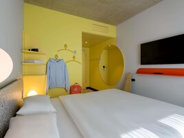 Quarto Standard, 1 cama de casal | Secretária adequada para computadores portáteis 