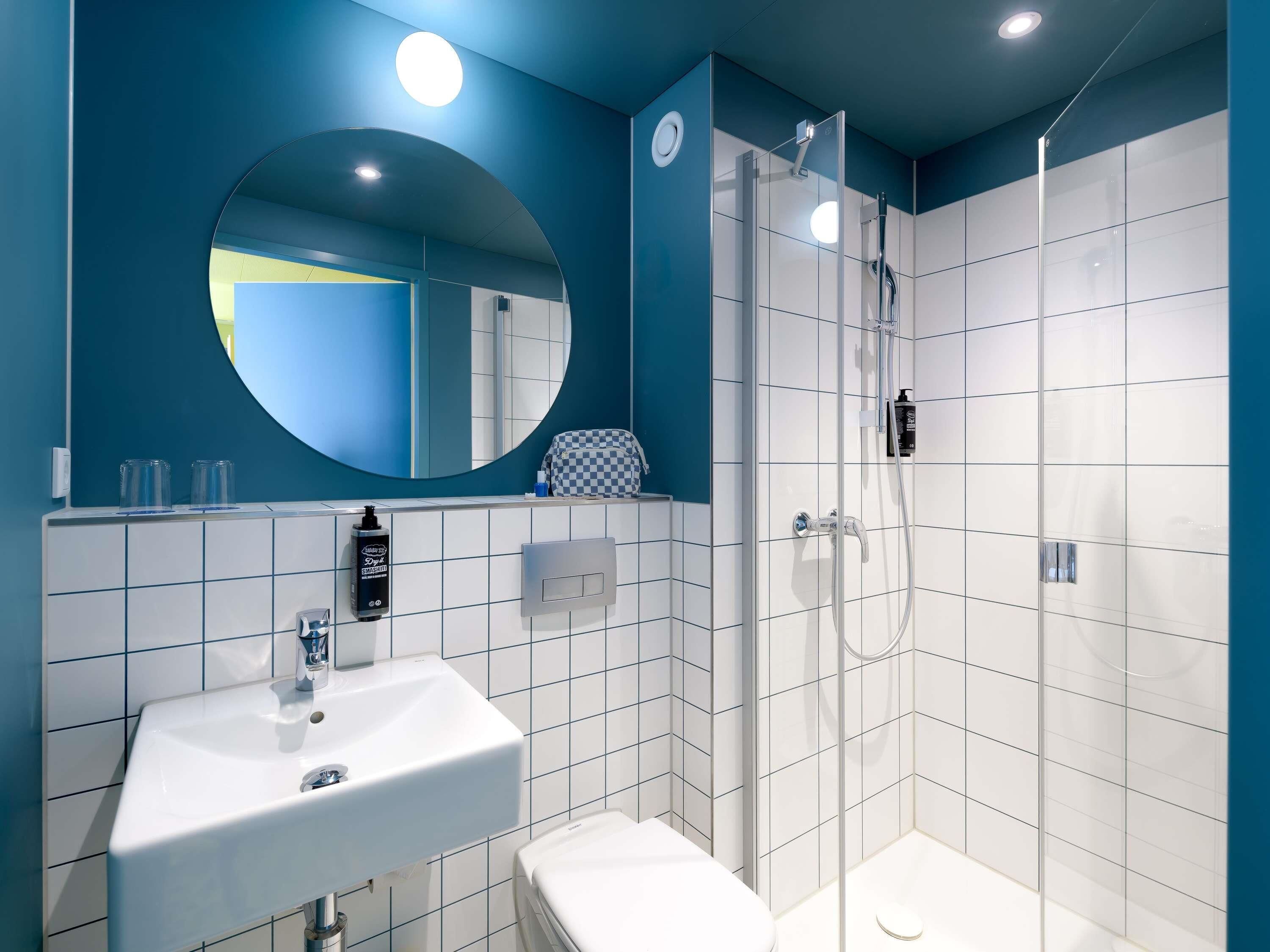 Quarto standard, 2 camas de solteiro | Espaço de trabalho para notebook, cortinas blackout, Wi-Fi de cortesia