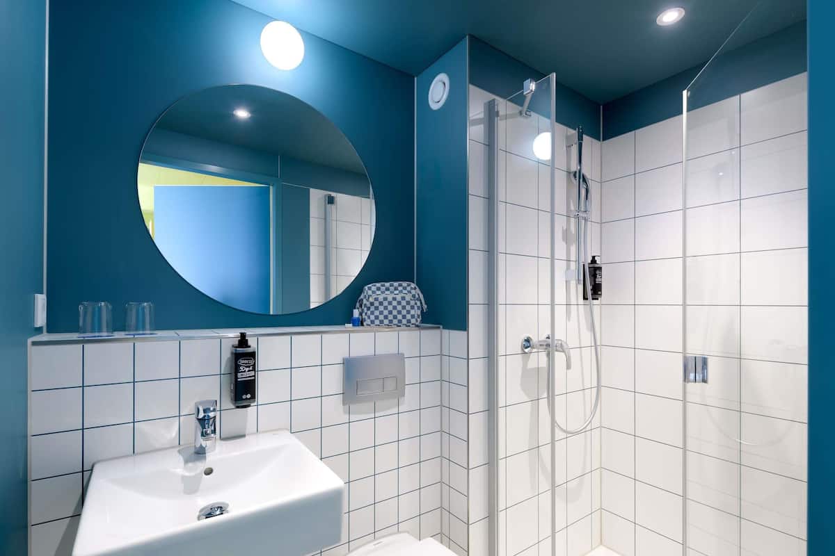 Quarto standard, 2 camas de solteiro | Espaço de trabalho para notebook, cortinas blackout, Wi-Fi de cortesia