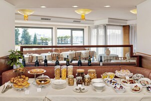 Café da manhã com buffet todos os dias (EUR 17 por pessoa) 