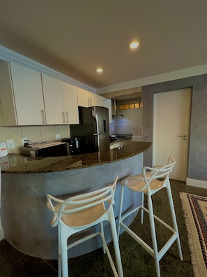 Penthouse Panorâmica | Cozinha privada | Um frigorífico, um micro-ondas, uma placa de cozinha, uma torradeira 