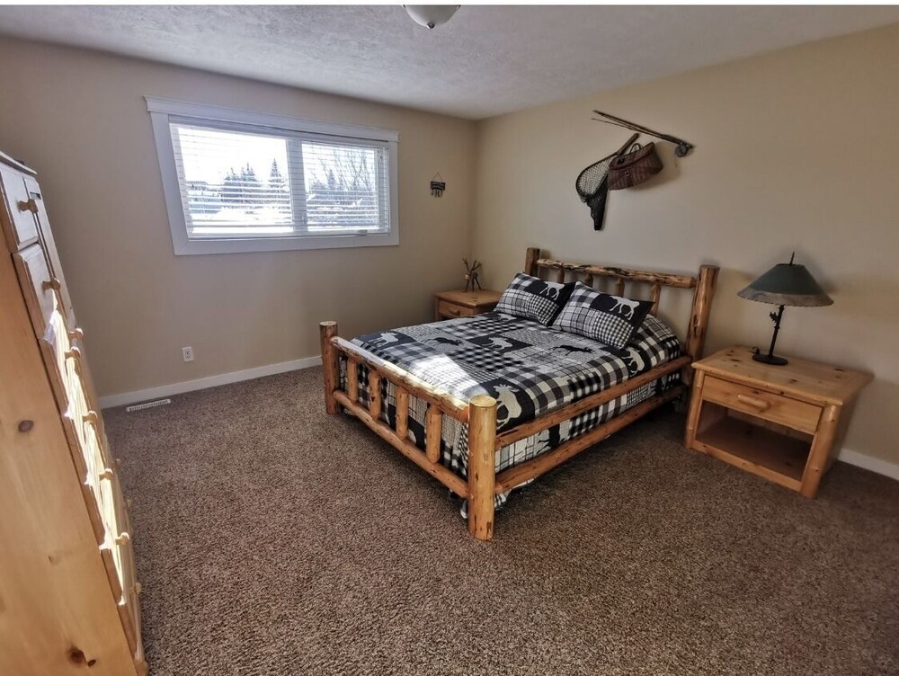 Beautiful Fully Renovated 4 Bedroom House With Large Open Kitchen - Cardston