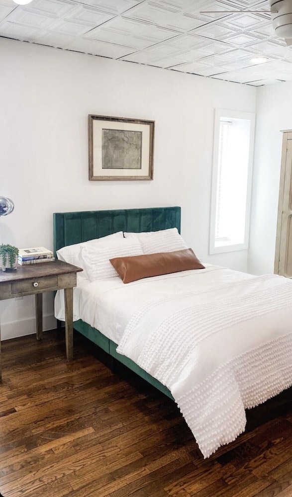Downtown Stillwater Studio Apartment Located Upstairs - Stillwater, OK