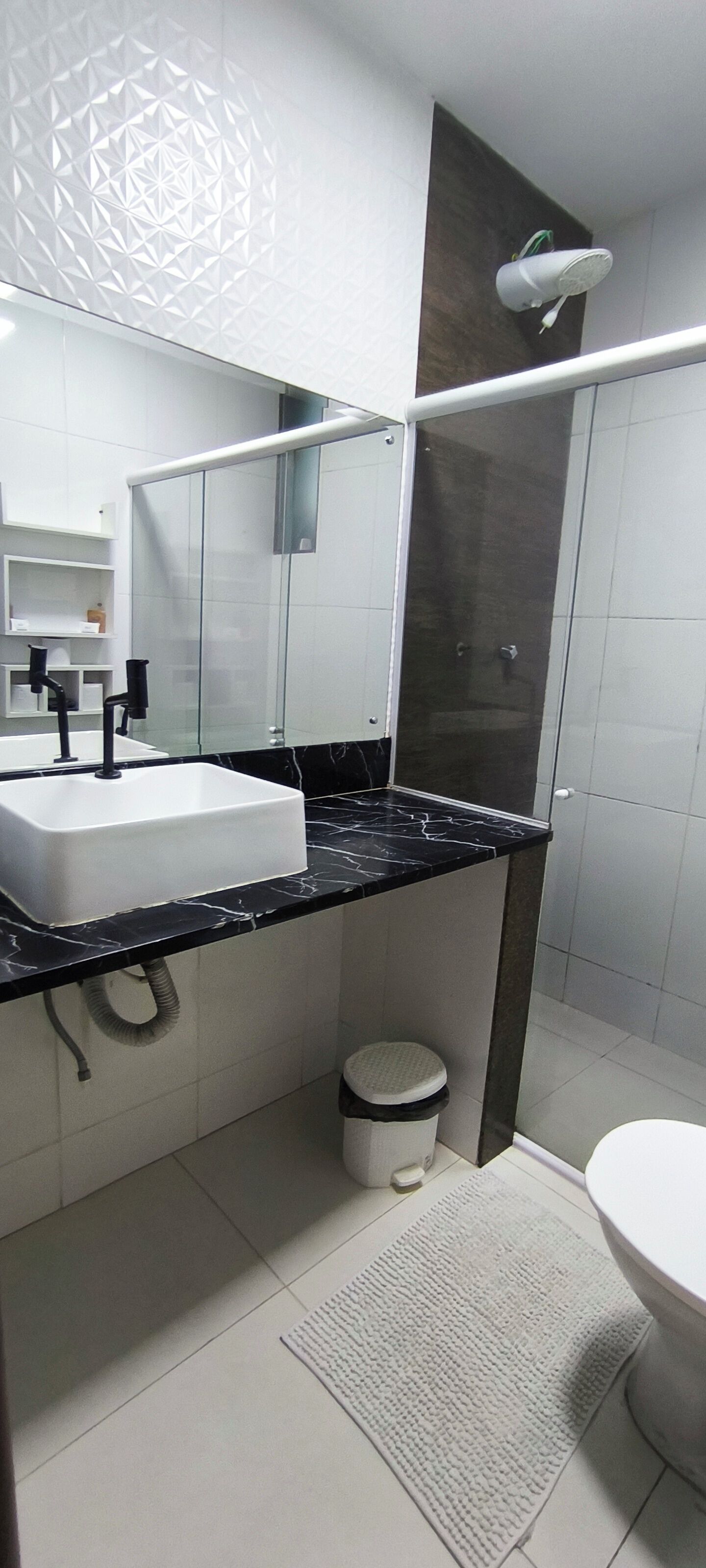 Quarto Quíntuplo | Banheiro | Chuveiro, produtos de toalete grátis, toalhas de banho, sabonete