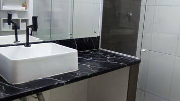 Quarto Quíntuplo | Casa de banho | Artigos de higiene pessoal grátis, toalhas fornecidas, sabão, champô