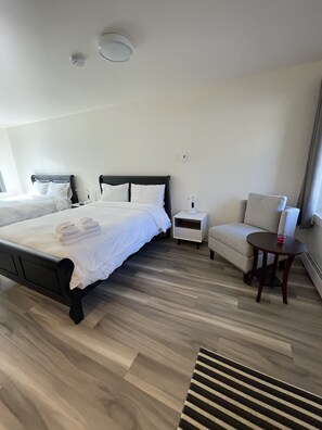 Escrivaninha, cortinas blackout, quartos à prova de som