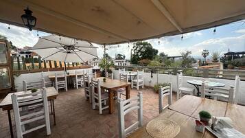 Café da manhã feito na hora todos os dias mediante uma taxa