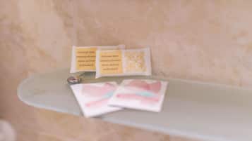 Uma prateleira no banheiro com dois pacotes de sabonete perfumado e dois pacotes menores de sabonete.