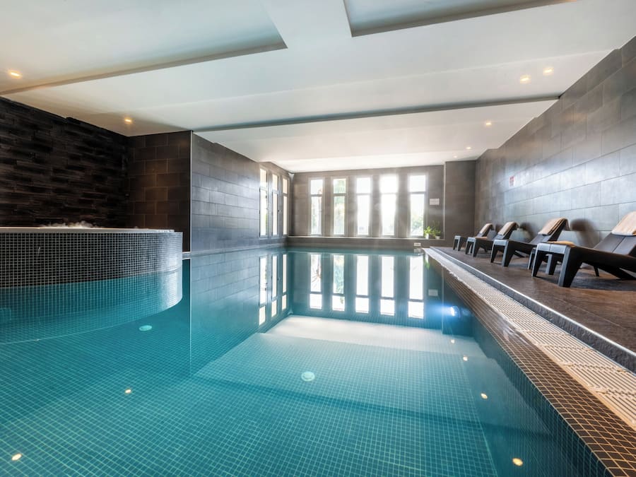 Piscina interna, piscina externa sazonal, espreguiçadeiras