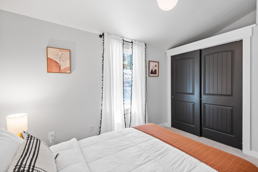 Charming 2br: 2 Min To Dt Woodstock, Private Yard! - 캔턴