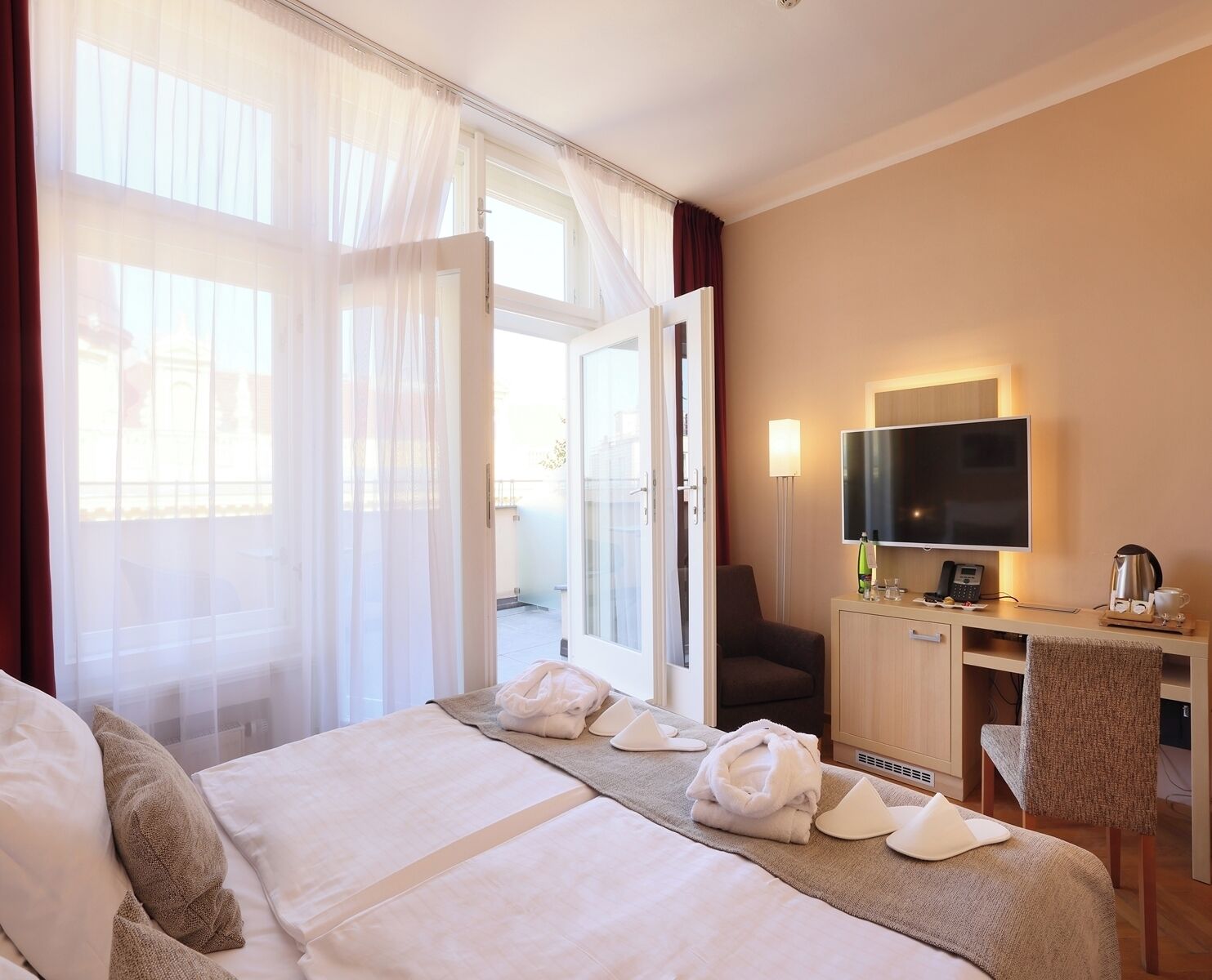 Quarto superior, varanda | Roupas de cama antialérgicas, frigobar, cofres nos quartos, escrivaninha