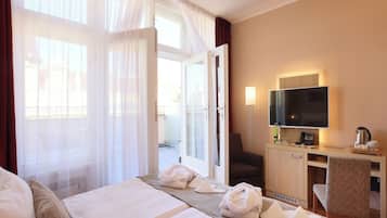 Quarto superior, varanda | Roupas de cama antialérgicas, frigobar, cofres nos quartos, escrivaninha