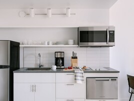 Um frigorífico/congelador grande, um micro-ondas 