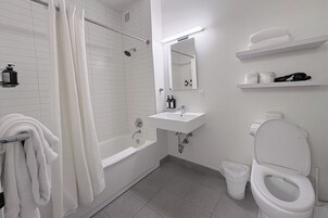 Produtos de higiene exclusivos, um secador de cabelo 