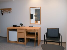 Quarto Twin Básico | Edredões de penas, secretária 