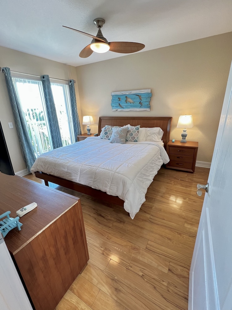 Sunset Nest: Two Bedroom Condo With Sunset Views - Treasure Island, FL