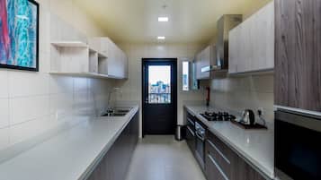 Suíte premium, 3 quartos | Cozinha privada | Geladeira grande, fogão, cafeteira/chaleira, chaleira elétrica