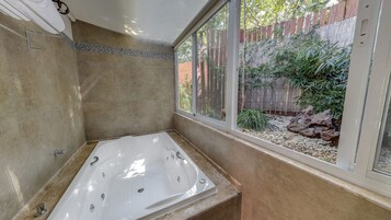 Quarto Duplo, vista para o jardim, no rés do chão | Ferro/tábua de engomar, Wi-fi grátis 