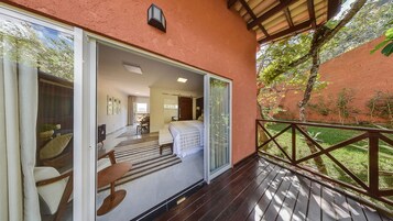 Quarto Duplo Deluxe, vista para o jardim | Ferro/tábua de engomar, Wi-fi grátis 