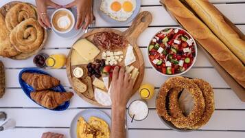 Uma mesa farta com diversas comidas e bebidas.