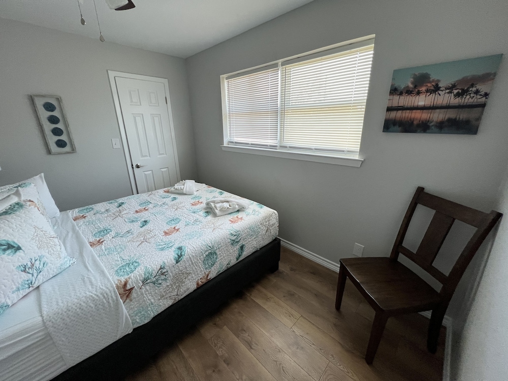 3 Minute Walk To Beach, Spacious 2 Bedroom Apt! - Seawall Boulevard, TX